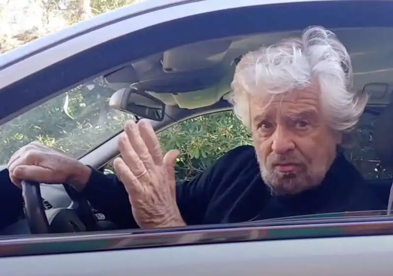 beppe grillo al volante del carro funebre video contro giuseppe conte 3 ...
